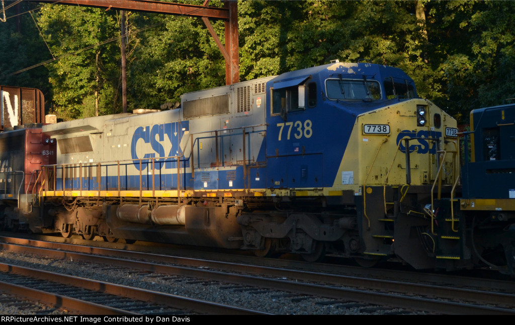 CSX CW40-8 7738 trails on Q300-23